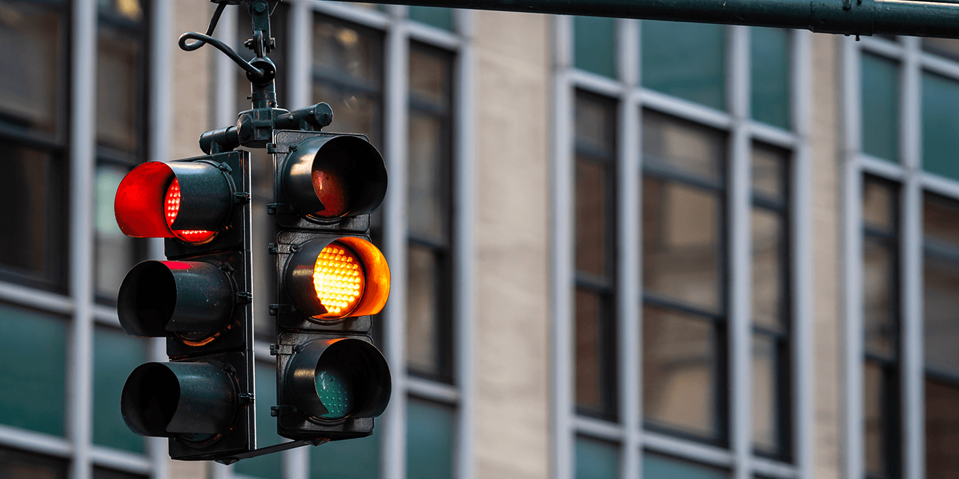 Passar no sinal amarelo dá multa? – SETCESP