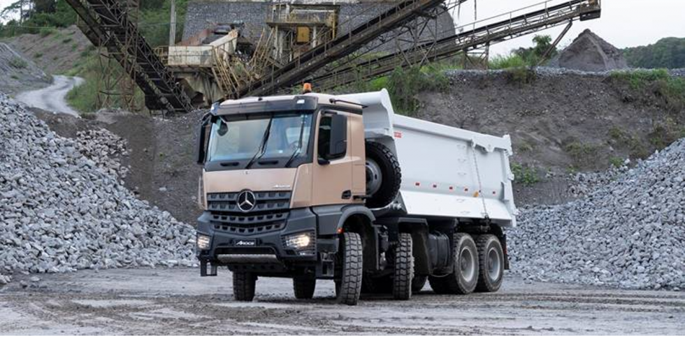 Mercedes-Benz lança Arocs 8x4 e eleva o patamar de força, robustez e ...